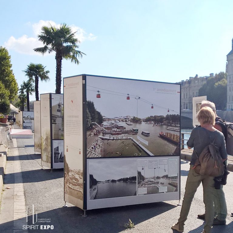 Expositions photos en extérieur : mobilier inox avec visuels indépendants