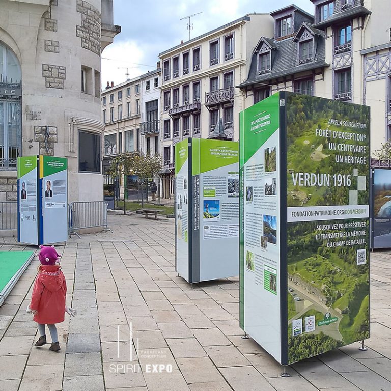Expositions photos en extérieur : mobilier inox avec visuels indépendants
