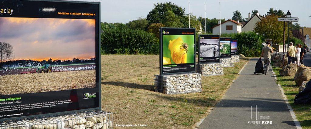 Panneau exposition extérieur, supports gabions sur pieds DUO zen