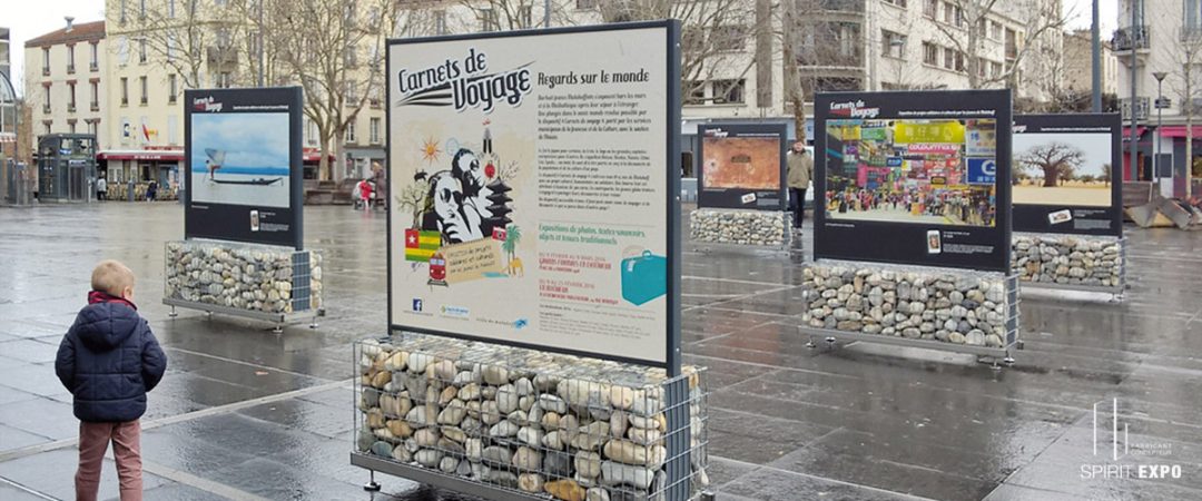 Panneau exposition extérieur, supports gabions sur pieds DUO zen