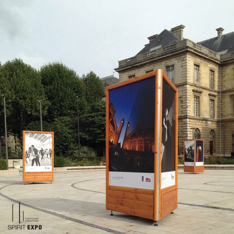 Expositions photos en extérieur : mobilier inox avec visuels indépendants