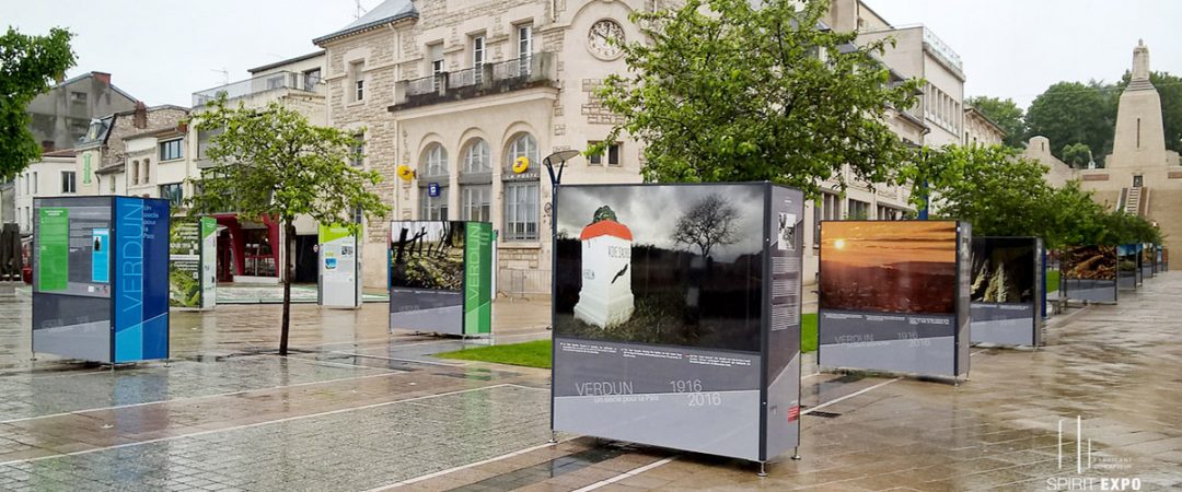 Support pour exposition photos extérieur Quatro Isi - 4 faces