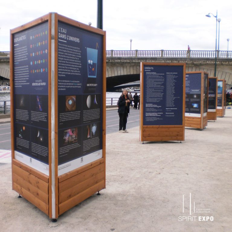 Expositions photos en extérieur : mobilier inox avec visuels indépendants