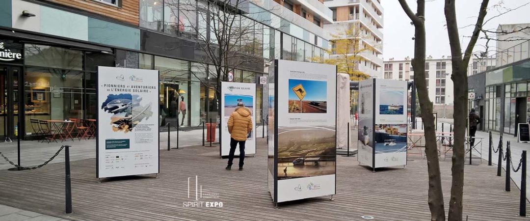 Supports pour expositions en extérieur. Fabricant concepteur de mobiliers