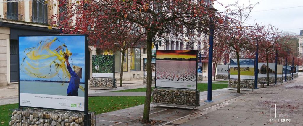 Panneau exposition extérieur, supports gabions sur pieds DUO zen